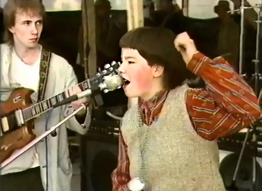 ၁၉၈၂ ခုနှစ်တွင် သူမ၏ ပန့်ခ်တီးဝိုင်းနှင့်အတူ နာမည်ကြီး Björk ဖျော်ဖြေမှုကို ကြည့်ပါ။