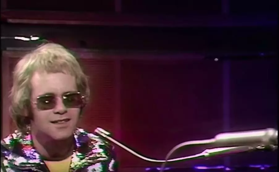 Kesempurnaan Halus Penari Kecil Elton John