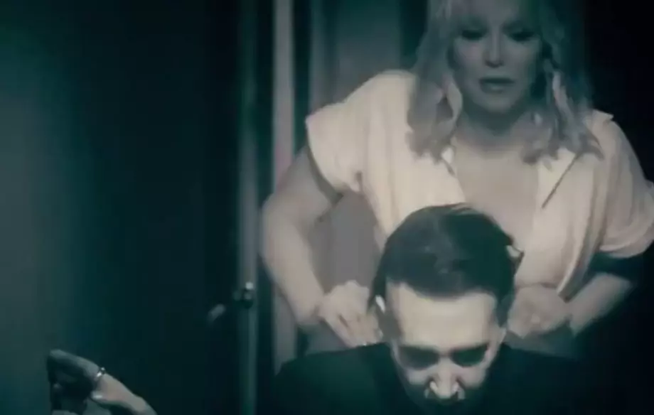 Courtney Love se objevuje ve znepokojivém novém videu Marilyna Mansona