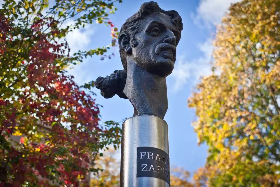 Ужупіс, літоўская рэспубліка, якая замяніла статую Леніна на Фрэнка Запу