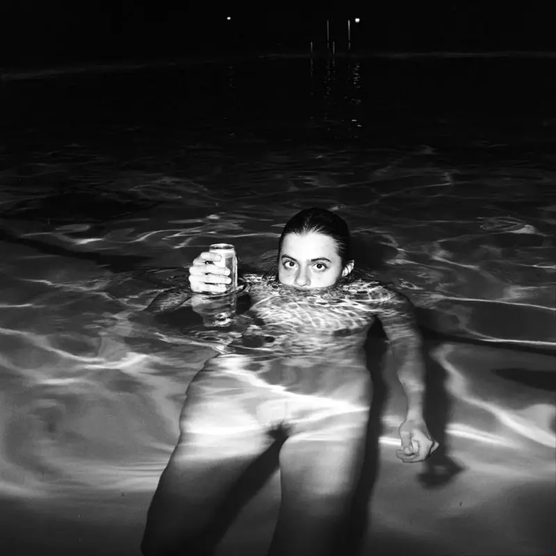 Objevování svobody nahého nočního skákání v bazénu 294_7