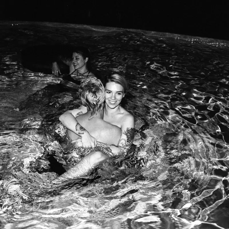 Objevování svobody nahého nočního skákání v bazénu 294_9