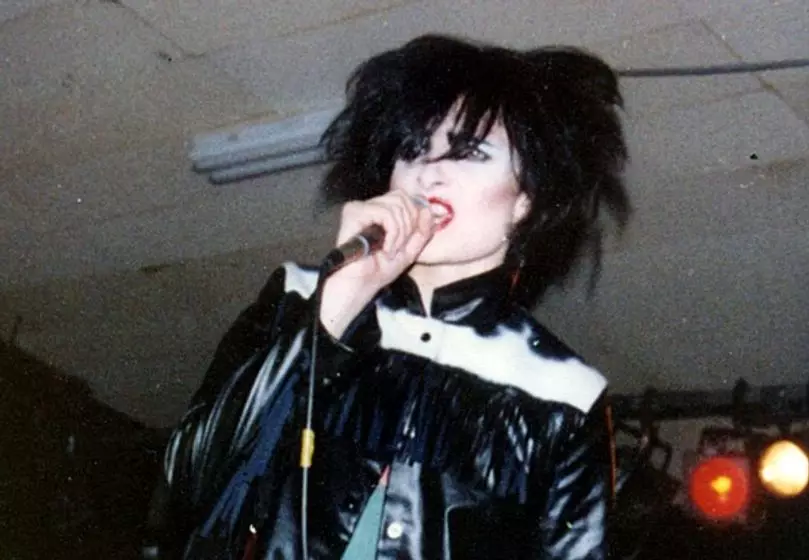 Siouxsie sareng The Banshees debut provokatif di klub 100