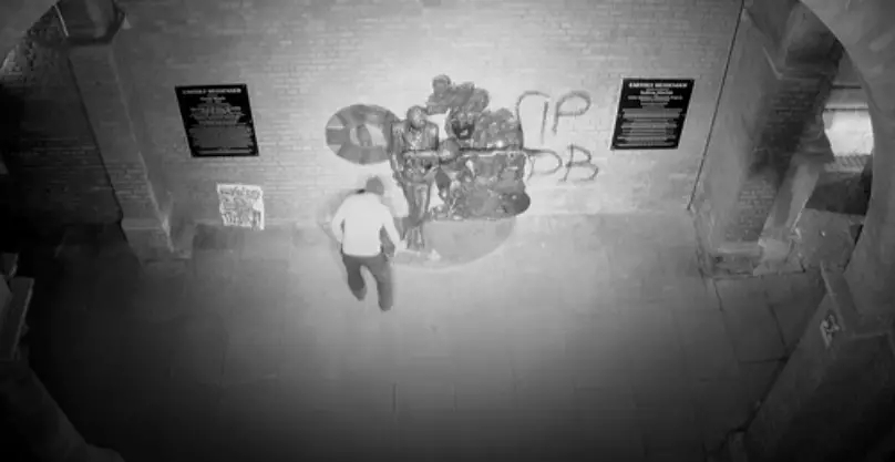 Deivids Bovijs: CCTV fiksē Eilesberijas statujas vandālismu