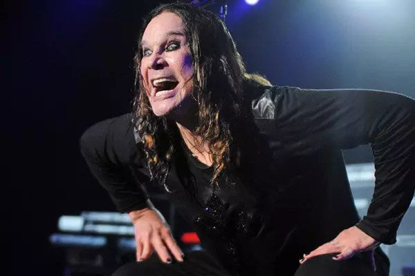 Ozzy Osbourne dividas ke li surbendigas albumon renormaliĝante post kirurgio