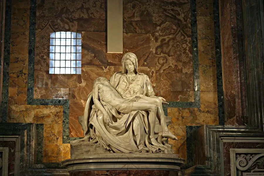 Pieta ຂອງ Michelangelo