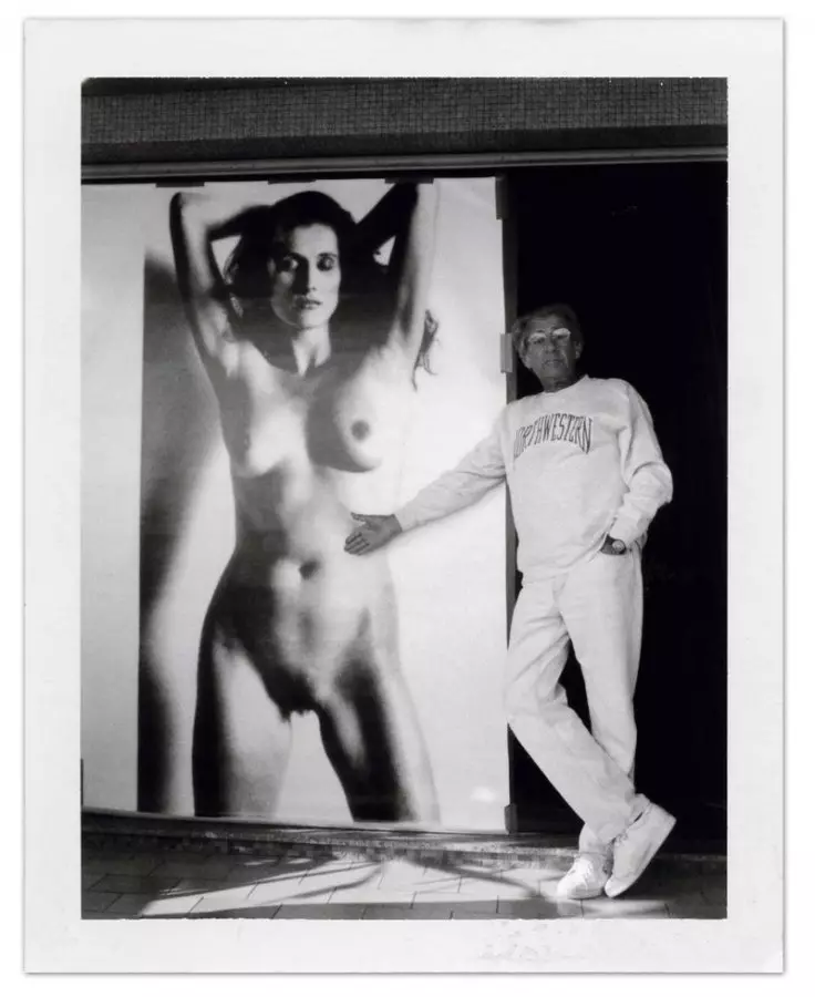 ສຳຫຼວດຊຸດການຖ່າຍຮູບ Polaroid erotic ຂອງ Helmut Newton