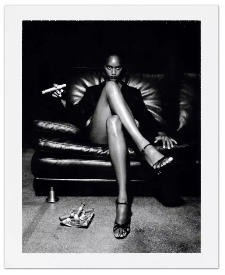 Helmut Newton'un erotik polaroid fotoğraf serisini keşfedin