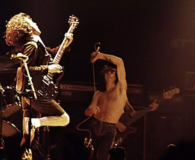 Heavy Metal Meet Punk: AC/DC نے پہلے امریکی دورے پر CBGB کو پھاڑ دیا۔