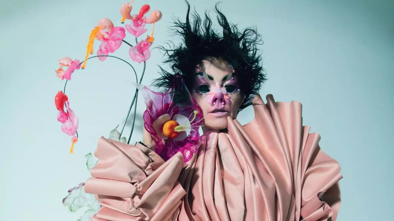Titingalian munggaran dina acara panggung anyar Björk 'Cornucopia'