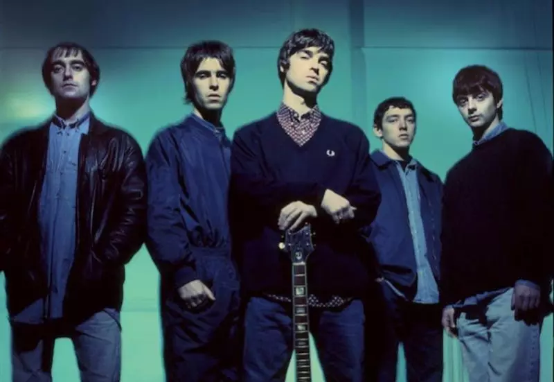 Oasis publikon videoklipin e ri të këngës "Fade Away".