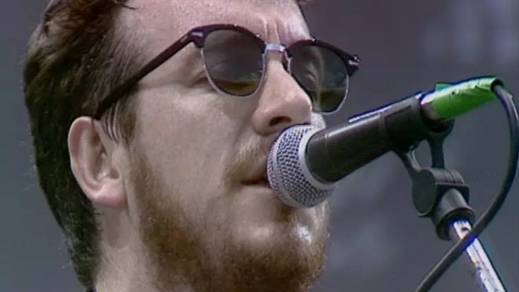 Daboolka cayriin ee Elvis Costello ee Beatles at Live Aid, 1985