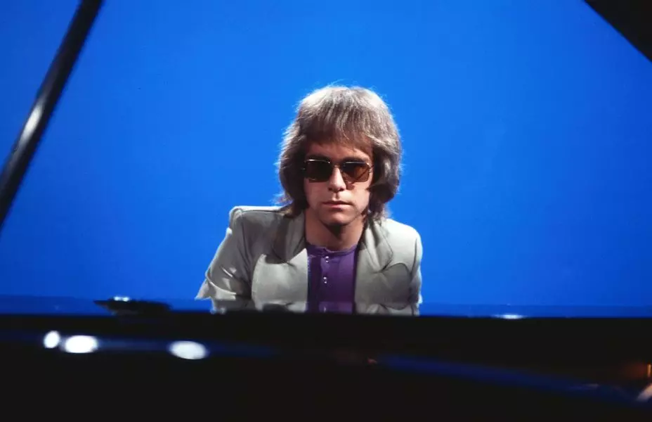 Malofta 1970 vidbendo de Elton John ludanta "Tiny Dancer"