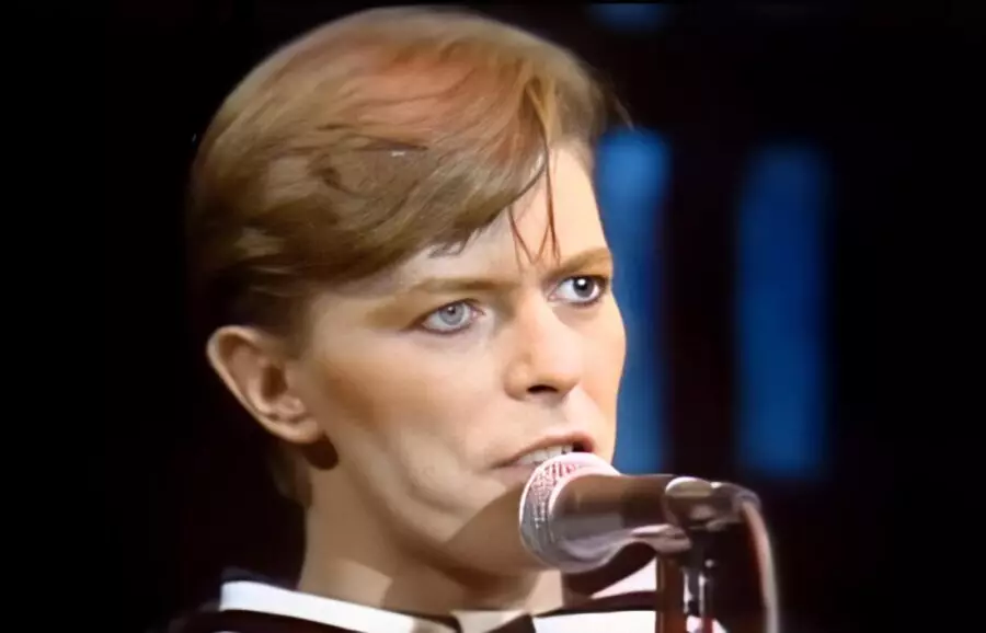 Deýwid Bowi 1979-njy ýylyň Saturday Night Live-da çykyş edeninde