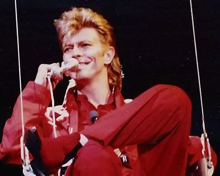 La turneo de "Glass Spider" de David Bowie tra fanfilmaĵo
