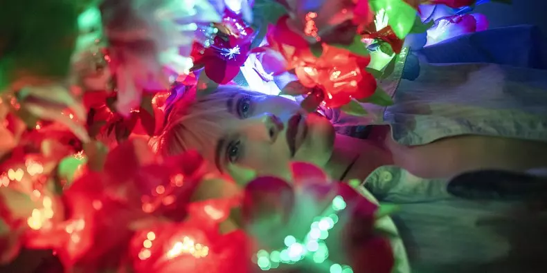 Hayley Williams' Petals For Armor 'Leave It Alone' साठी नवीन व्हिडिओ शेअर करते