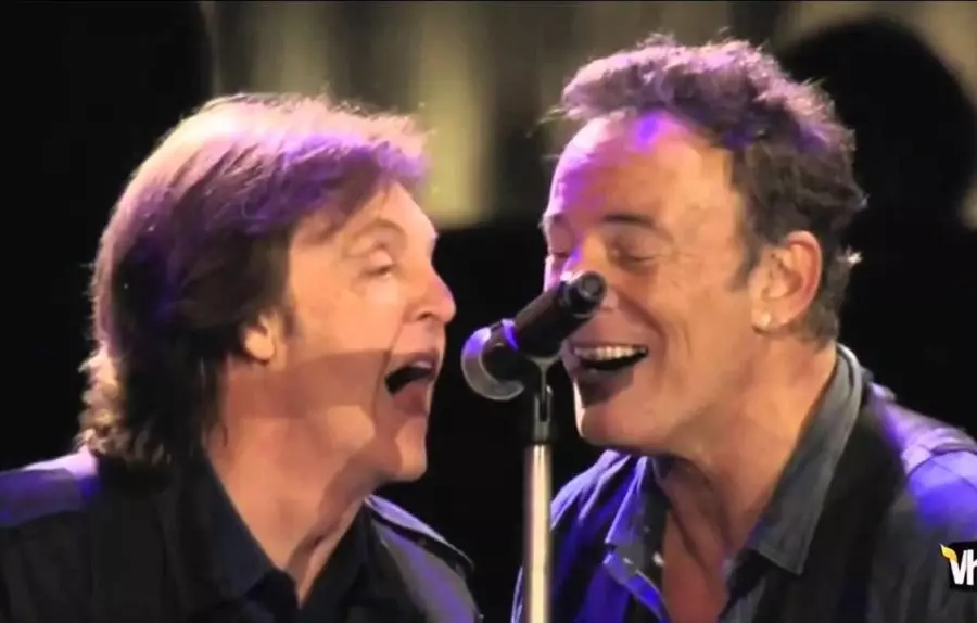UPaul McCartney kunye noBruce Springsteen badlala 'Twist and shout'