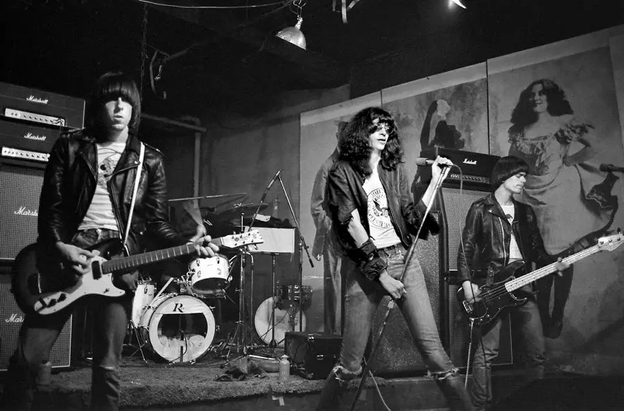 Los Ramones: Johnny, Joey y Dee Dee Ramone en el escenario del CBGB