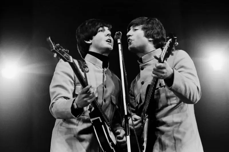 Paul McCartney diskutas laborrilaton kun John Lennon