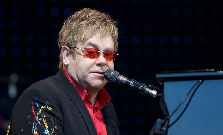 Elton John onthul George Harrison het hom gehelp om dwelms te skop