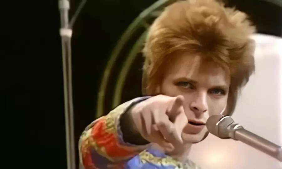 David Bowie'nin Ziggy Stardust olarak ilk performansı