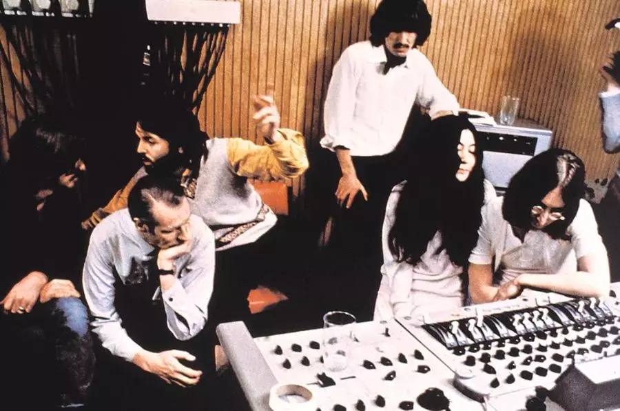 Lennon과 McCartney는 비틀즈의 고전을 비웃습니다.
