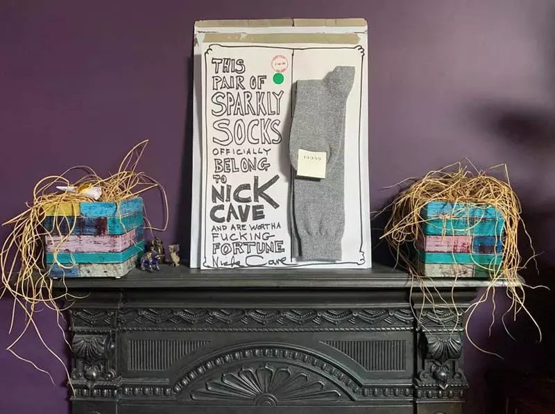 Ник Кейв дарява чорапи в помощ на независимо музикално заведение