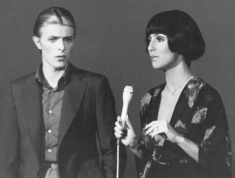 Den David Bowie séngt 'Fame' mat Cher an hirer Fernsehsendung am Joer 1975