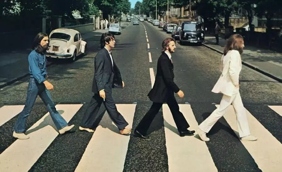 D'Beatles-Lidd Lennon & McCartney hunn an engem Dag opgeholl