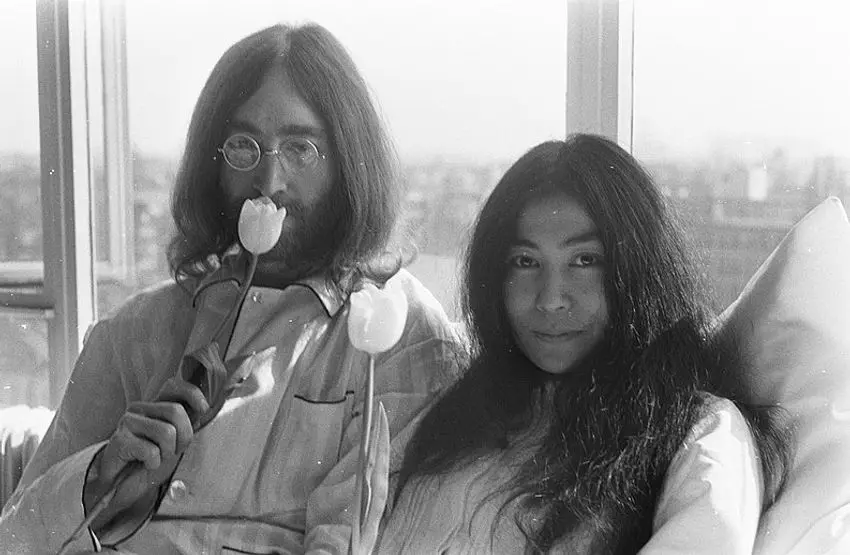 John Lennon berdiri di hadapan Ratu dan mengembalikan MBE-nya