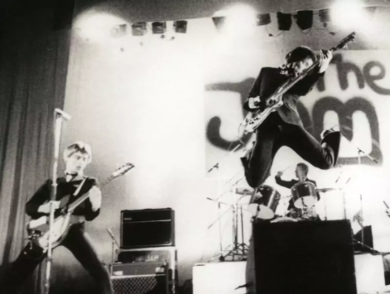 La prezento de The Jam de "In The City", 100 klubo en 1977