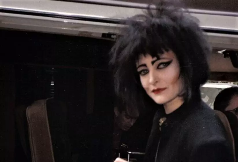 Siouxsie Sioux izolēts vokāls dziesmā "Kiss Them For Me"