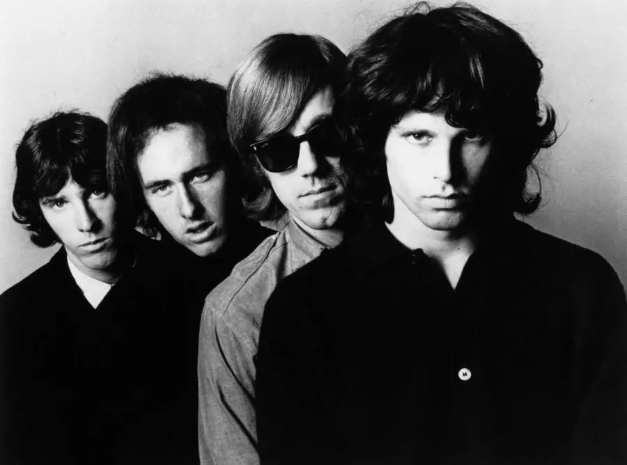 The Doors izpilda dziesmu "Light My Fire" retos kadros no 1967. gada