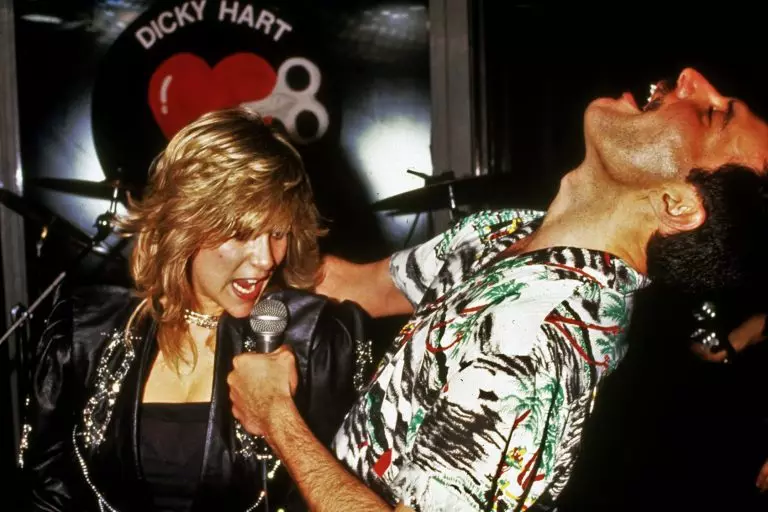 Imagens espontâneas da lendária festa pós-show do Queen em 1986