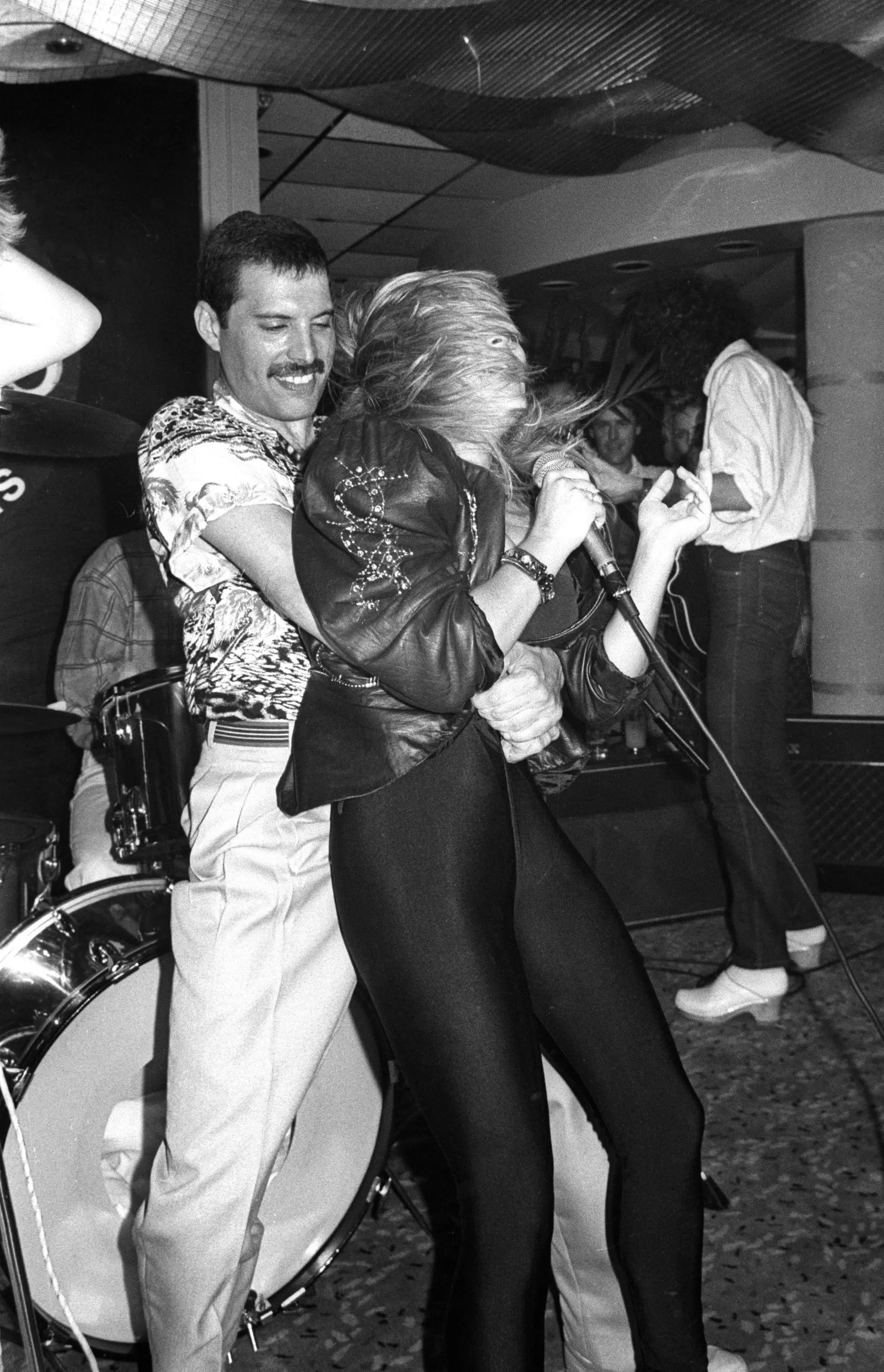 Keninginne hâldt in priveekonsert en feest en waarden oankundige as 'Dicky Heart and the Pacemakers' yn 'e Kensington Roof Gardens - 11 july 1986