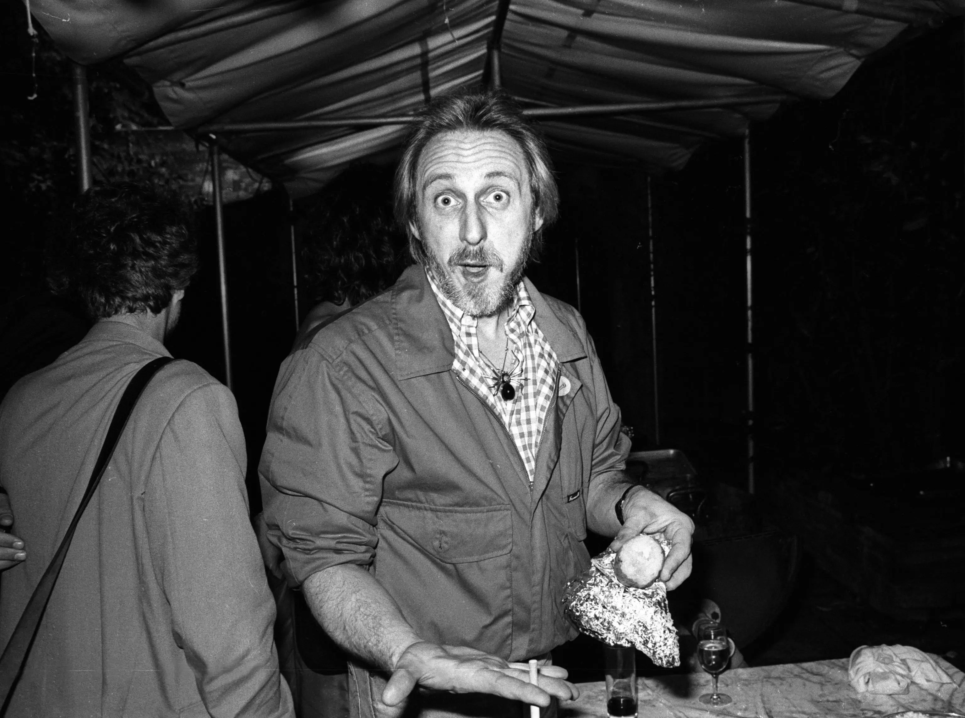 Keninginne hâldt in priveekonsert en feest en waarden oankundige as 'Dicky Heart and the Pacemakers' yn 'e Kensington Roof Gardens - 11 july 1986