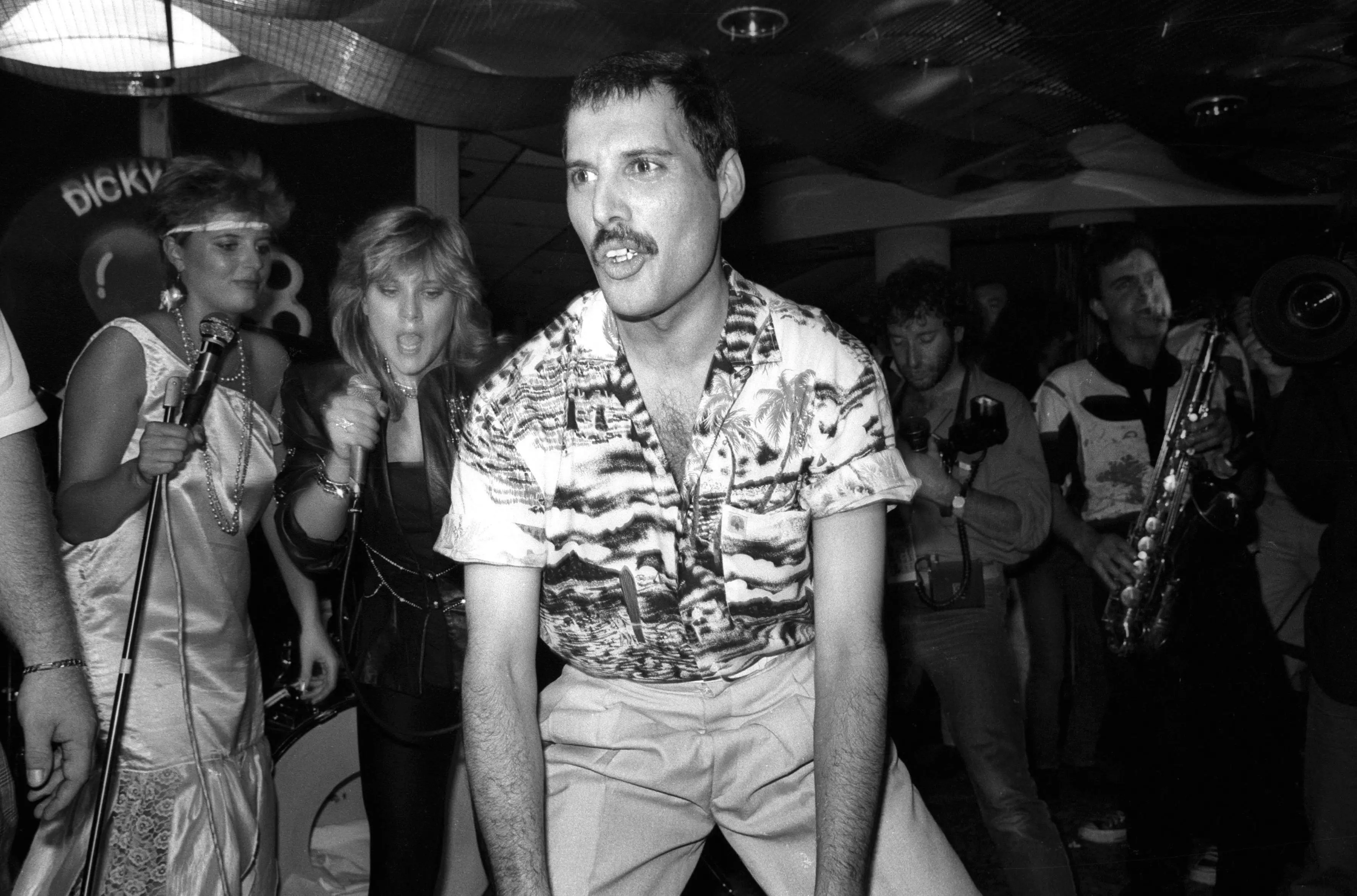 Sam Fox di Latar Belakang Queen Mengadakan Konsert dan Parti Peribadi dan Diberi Tawar Sebagai 'Dicky Heart and the Pacemakers' di Kensington Roof Gardens - 11 Jul 1986