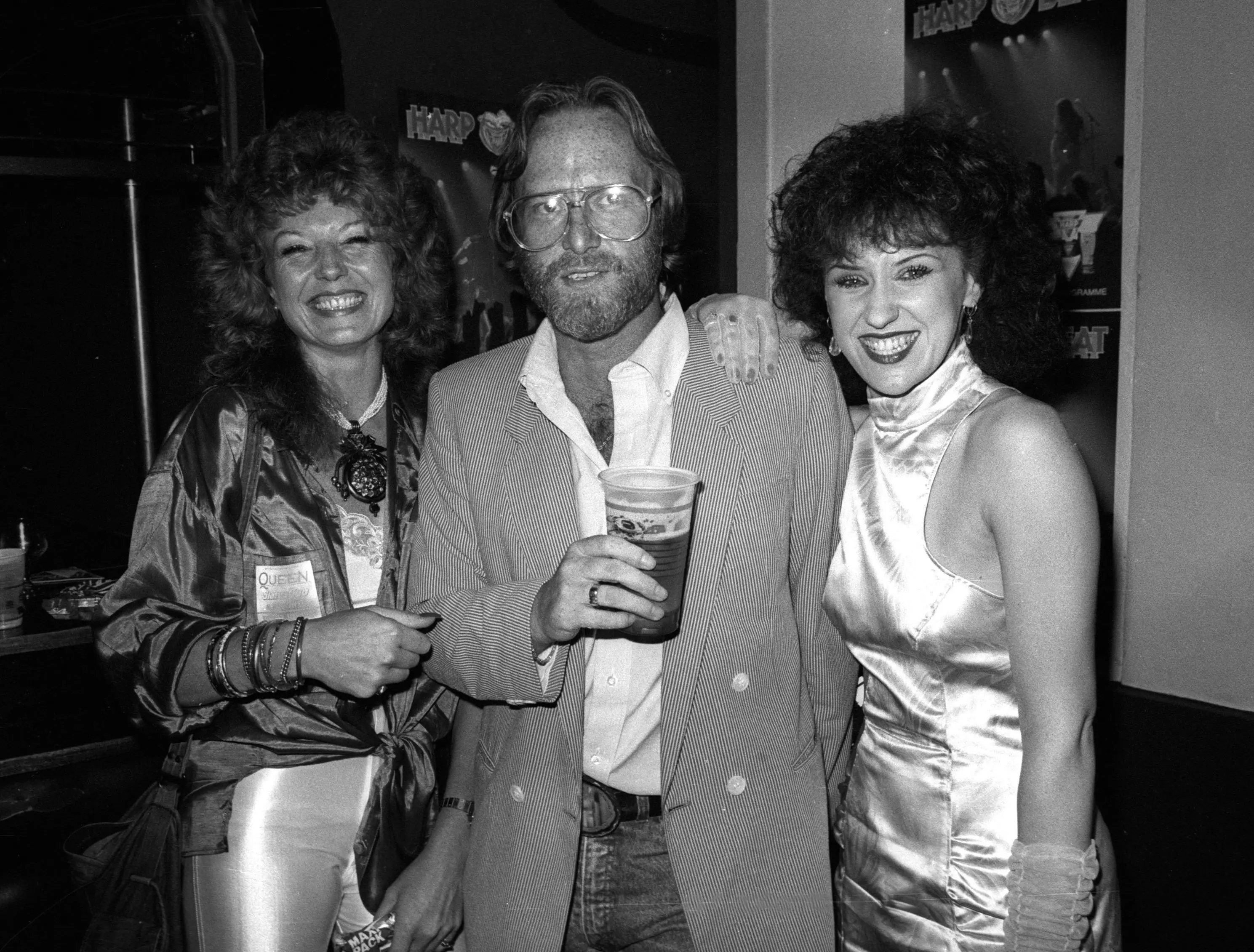 क्वीनने केन्सिंग्टन रूफ गार्डन्स येथे एक खाजगी कॉन्सर्ट आणि पार्टी केली आणि 'डिकी हार्ट आणि पेसमेकर' म्हणून बिल दिले - 11 जुलै 1986