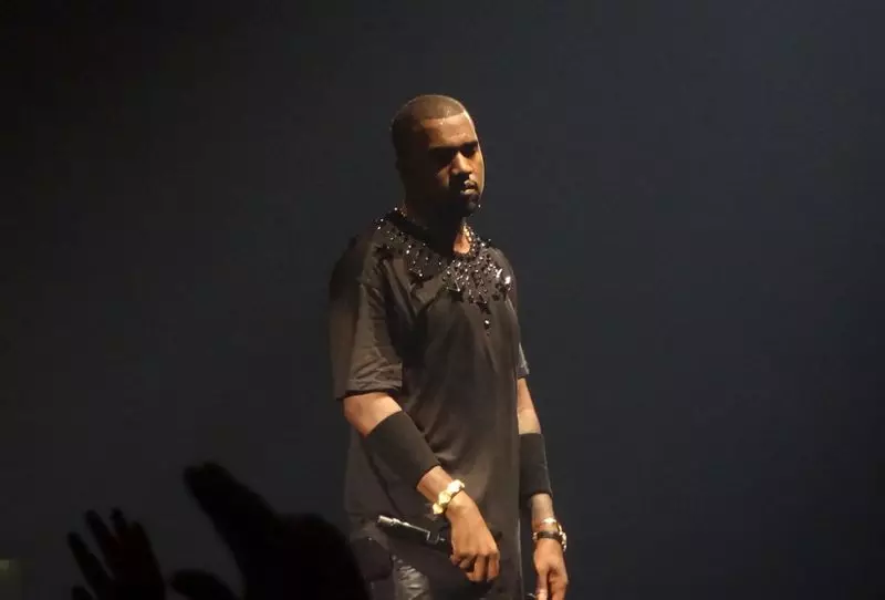 Kanye West fa'atūina le tupe a le kolisi mo le afafine o George Floyd