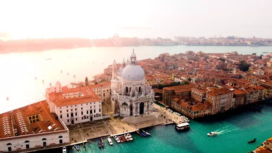 Venice ရုပ်ရှင်ပွဲတော် 2020 သည် လိုင်းအပြည့်အစုံကို ပြသသည်။