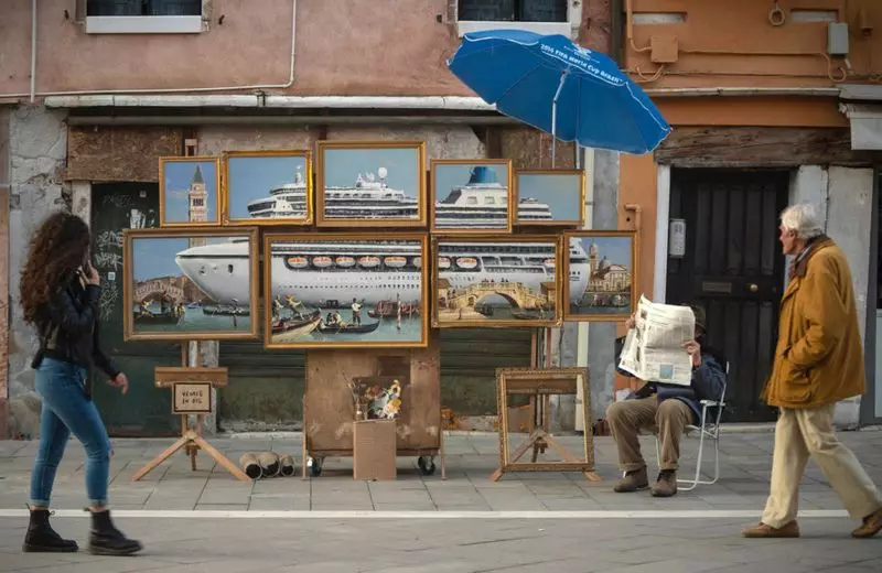 Banksyho tajný umelecký stánok na obrázkoch z Benátskeho bienále