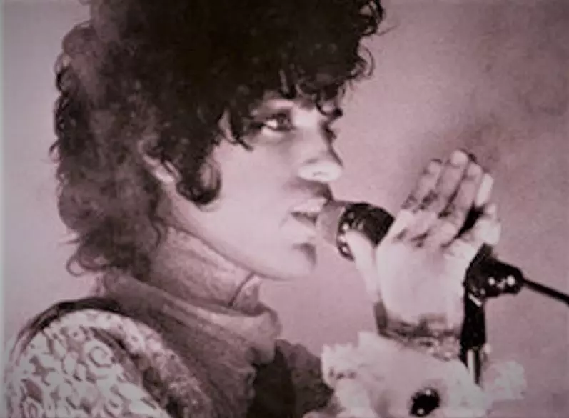 Prince yn dangos yr hyn sydd i ddod mewn perfformiad cynnar prin, 1982