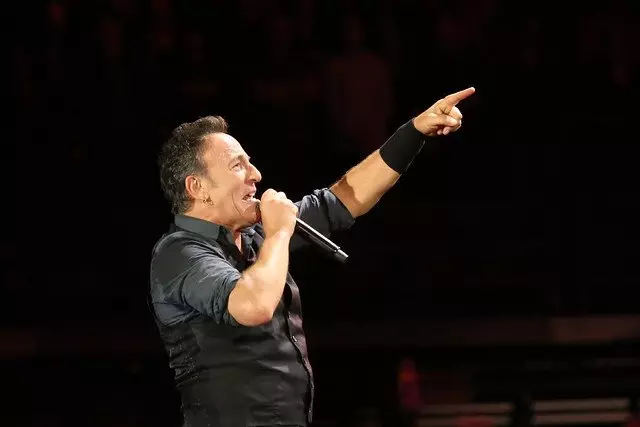 Kuckt dem Bruce Springsteen säi Spill op der Party vum John Fogerty