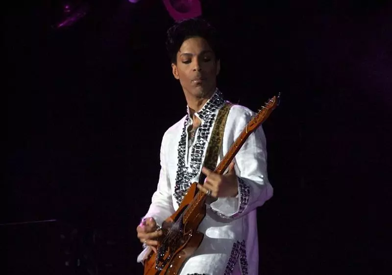 Pasuria e Prince njofton ribotimin luksoz të vinylave të '1999'