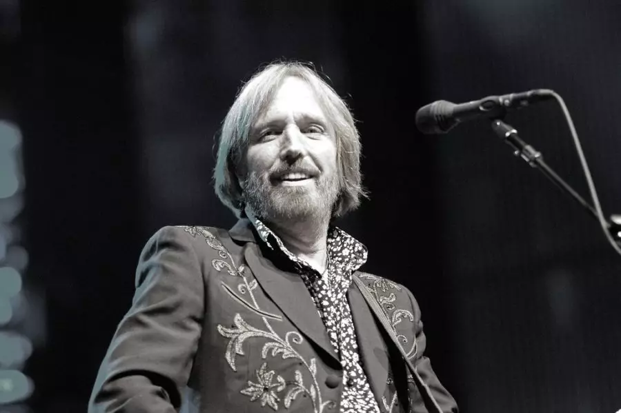 Den ikoneschen a Pionéiermuseker Tom Petty stierft am Alter vu 66