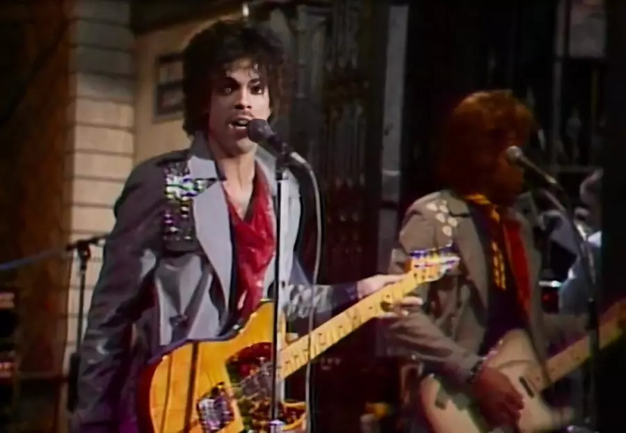 Spektu la malofte viditan plej unuan agadon de Prince sur SNL