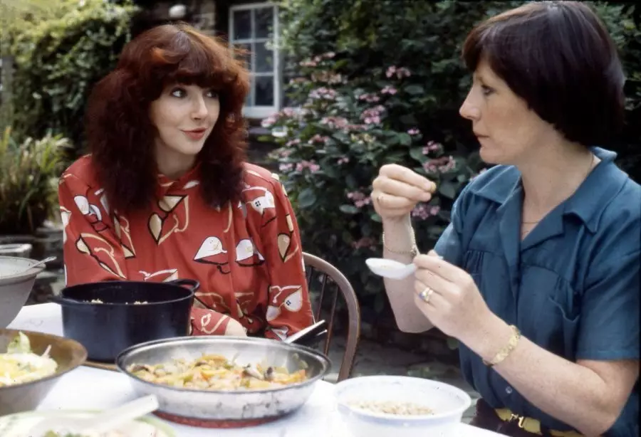 Si Kate Bush miduyog kang Delia Smith aron makig-istorya sa vegetarianism, 1980