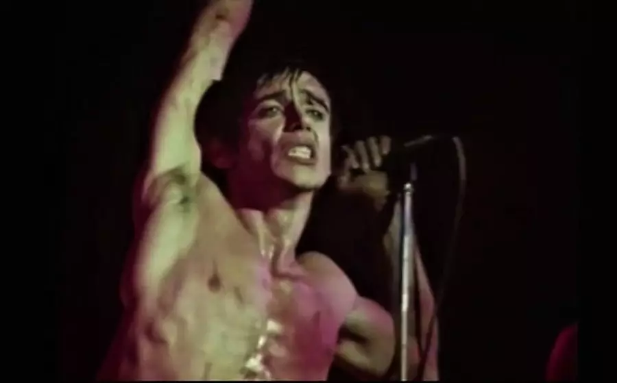 Իգի Փոփի կտորները բացում են նրա կրծքավանդակը The Stooges շոուի ժամանակ, 1973 թ