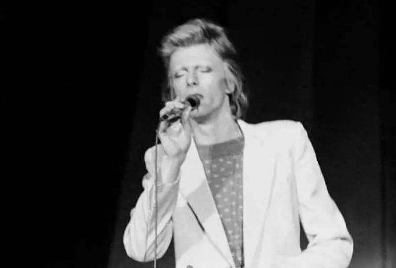 David Bowie qhov kev ua yeeb yam foob pob hluav taws ntawm 'Space Oddity' hauv xyoo 1974