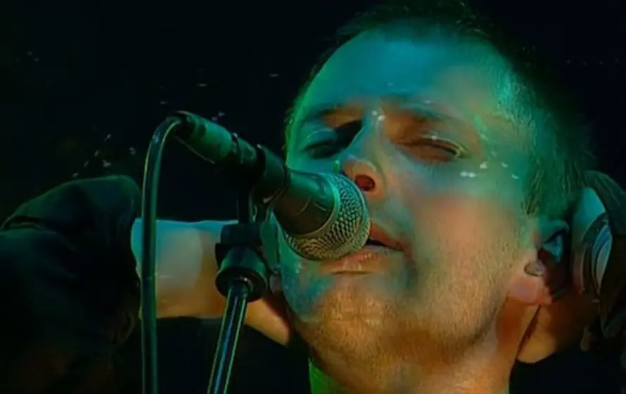 Pre-Radiohead Thom Yorke sjongt 'High and Dry' yn 'e jierren '80